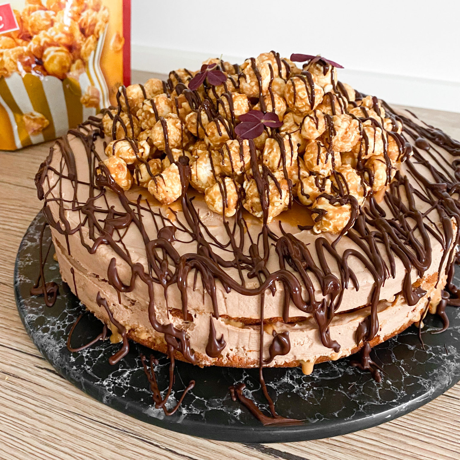 Banan lagkage med Marabou mousse og Dulce de Leche (Layered banana cake ...